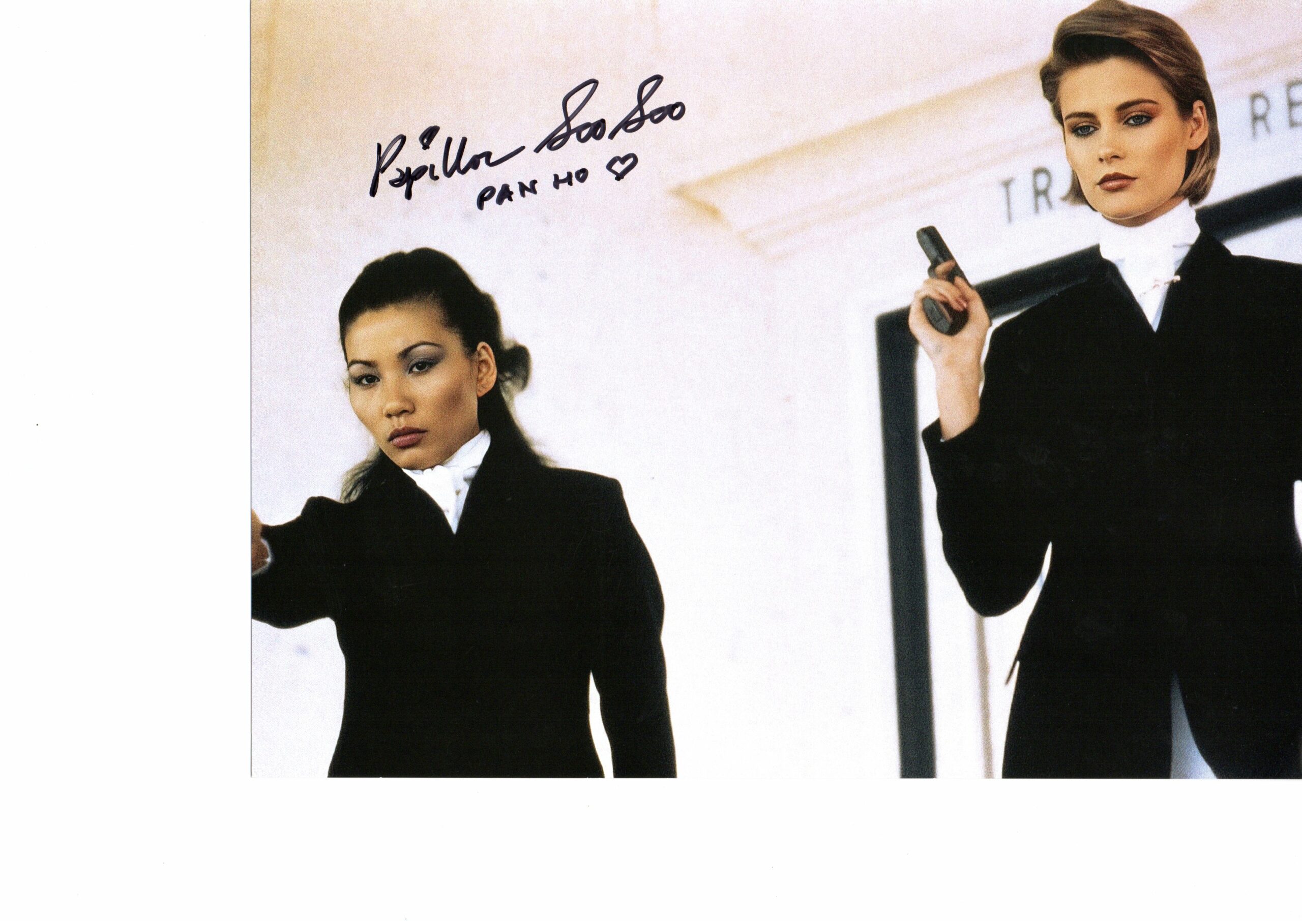 Photo dédicacée par Papillon Soo Soo (A. Doody gun face - A view to a ...